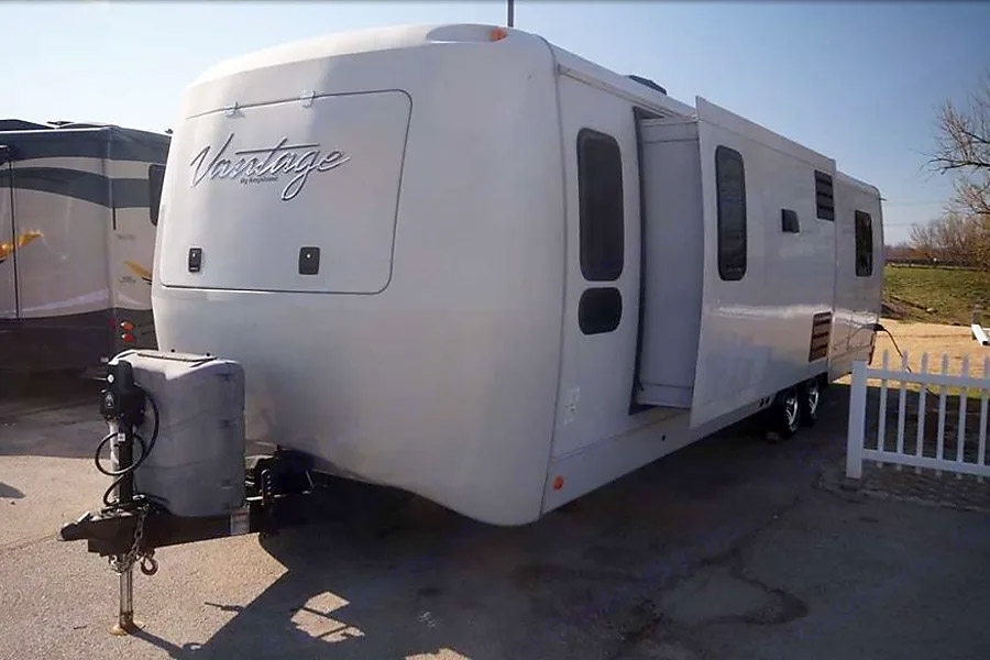 Vantage 32FLS RV - Compos Campers